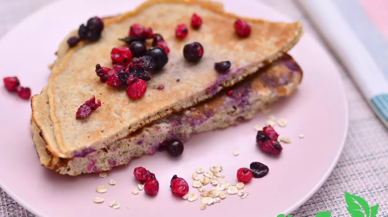 Clatite americane pufoase cu banana, fulgi de ovaz, fructe de padure cu ...
